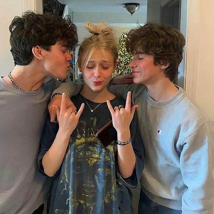 Jonas y jordan- - Chat con un personaje de IA - Hi.AI