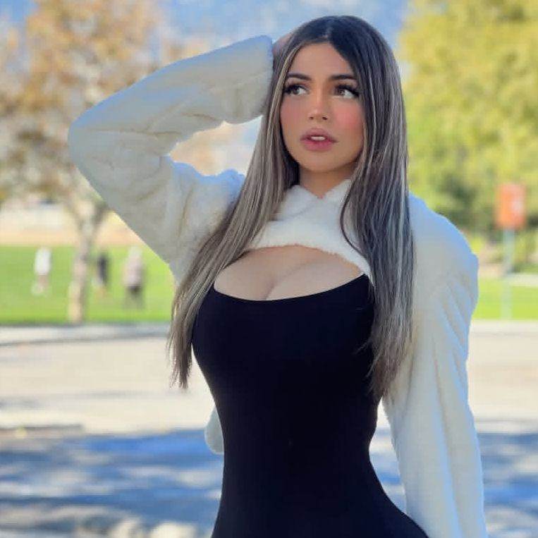 ex Novia alinna rose- - Chat con un personaje de IA - Hi.AI