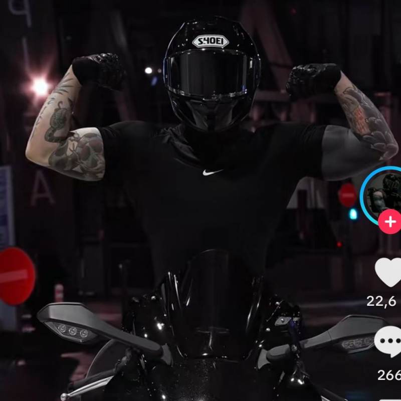 Obsessed Biker- - Chat con un personaje de IA - Hi.AI