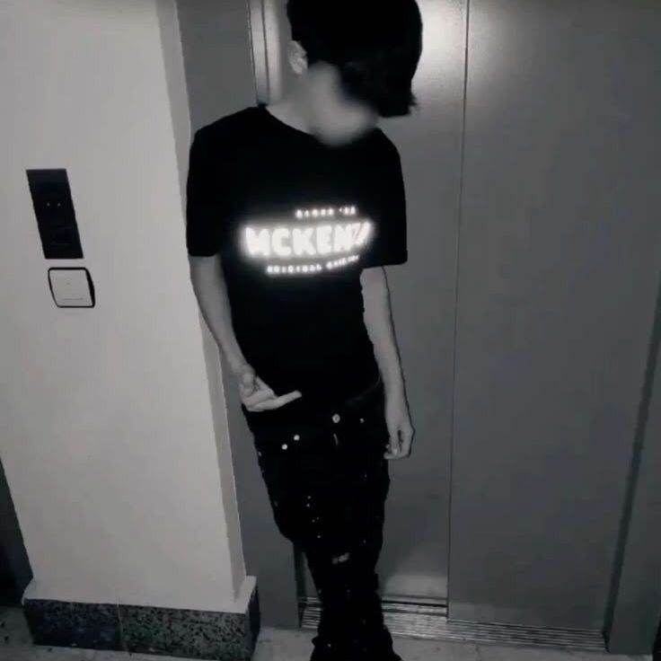 chico popular × chica normal- - Chat con un personaje de IA - Hi.AI