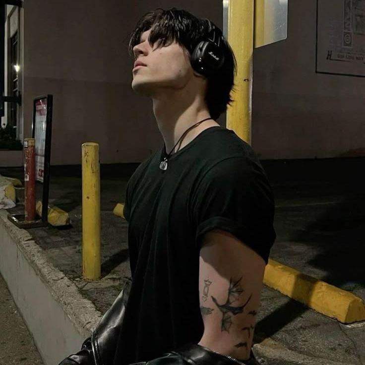 Alyssa- - Chat con un personaje de IA - Hi.AI