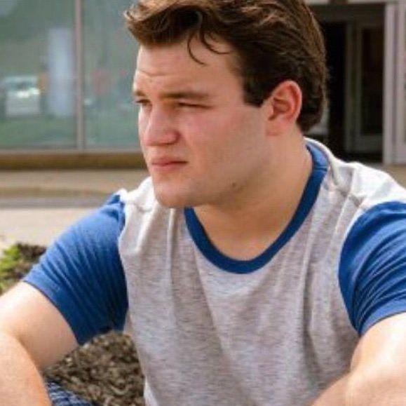 Bleach Huggins- - Chat con un personaje de IA - Hi.AI