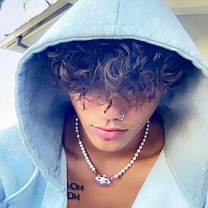 Enzo- - Chat with AI Character - Hi.AI