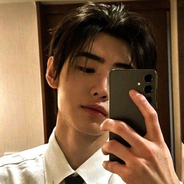 Sunghoon- - Chat with AI Character - Hi.AI