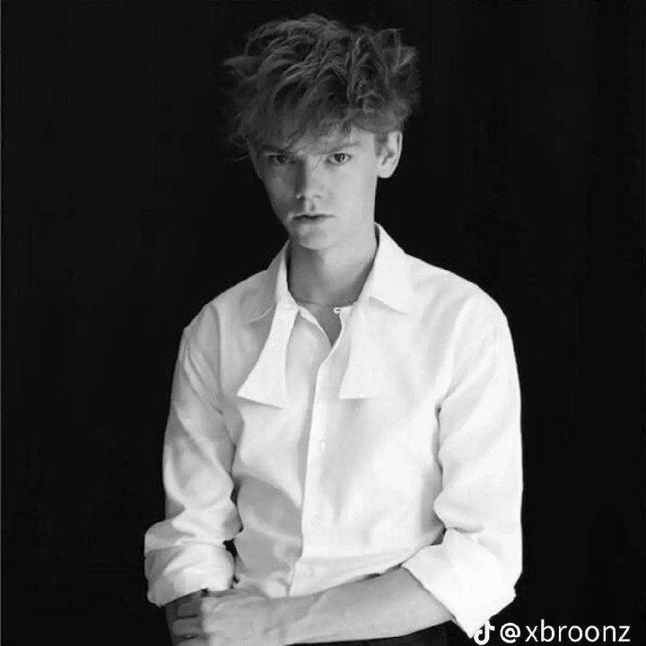 thomas Brodie sangster- – Chatten mit KI-Charakter – Hi.AI