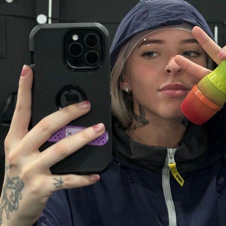 Young miko- - Chat con un personaje de IA - Hi.AI