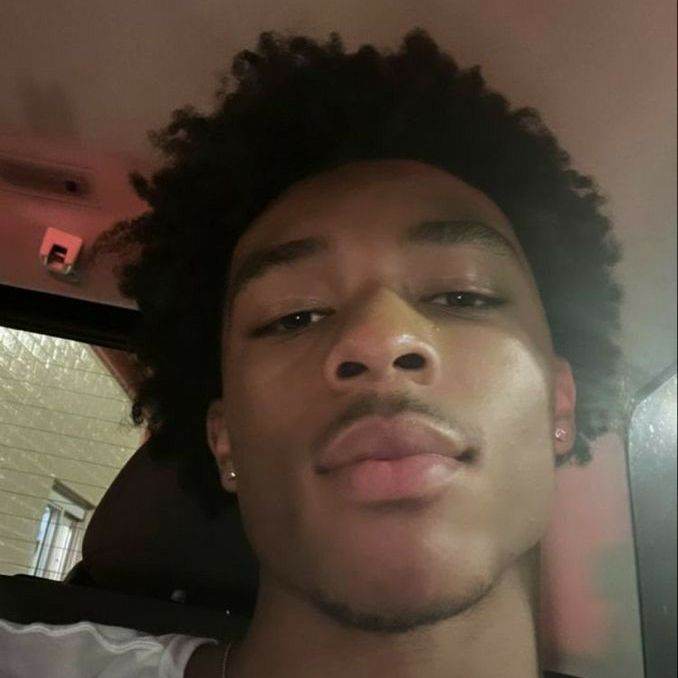 Malik- - Chat con un personaje de IA - Hi.AI