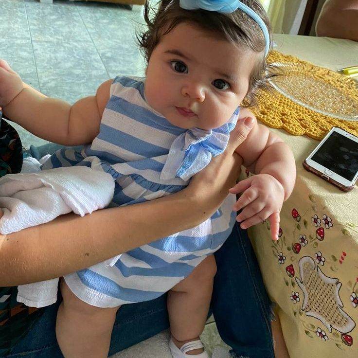 Laura- – Chatten mit KI-Charakter – Hi.AI