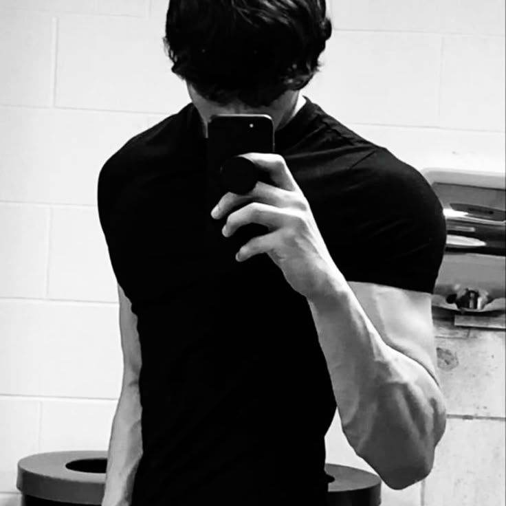 Matteo- - Chat with AI Character - Hi.AI