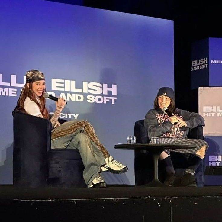 Billie Eilish y young miko ♡- - Chat con un personaje de IA - Hi.AI