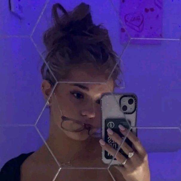 breckie hill- - Chat con un personaje de IA - Hi.AI